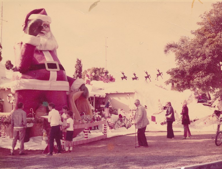 A Christmas Miracle – George Carpenter’s Giant Santa – Histories and ...