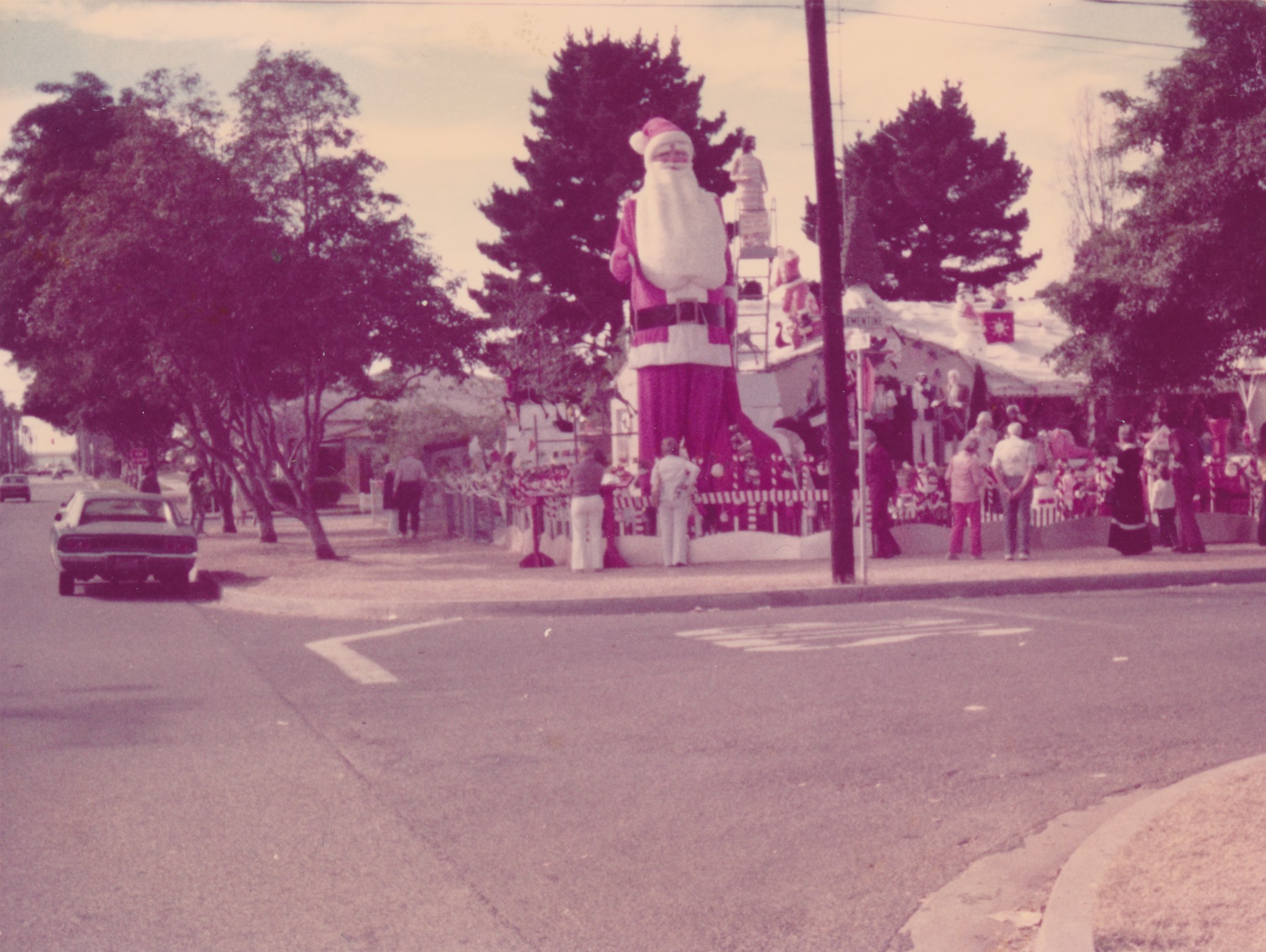 A Christmas Miracle – George Carpenter’s Giant Santa – Histories and ...